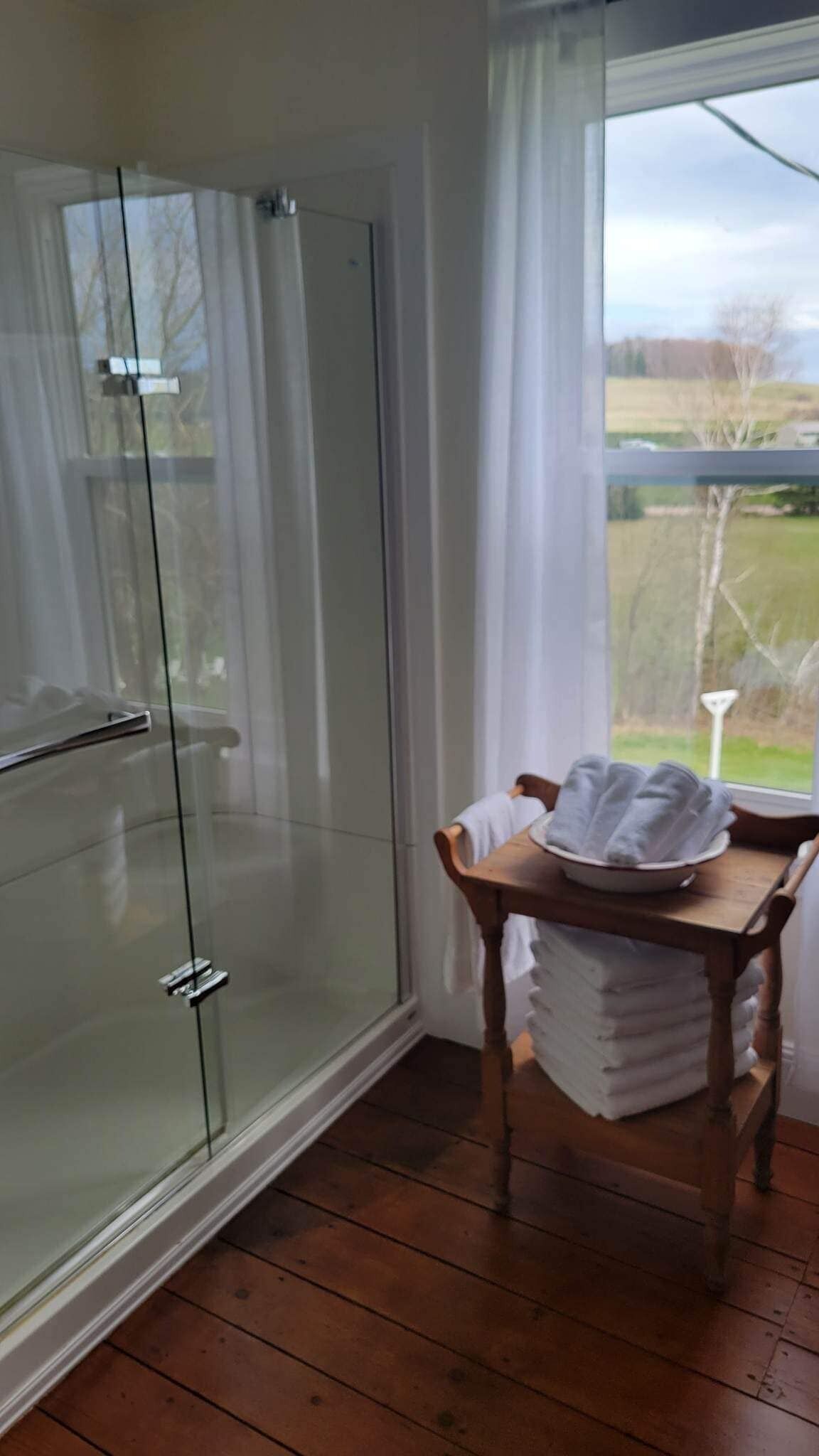Quarto Triplo Familiar | Casa de banho | Um secador de cabelo, roupões, toalhas fornecidas, sabão 