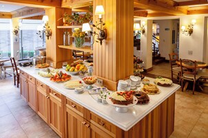 Café da manhã com buffet grátis todos os dias