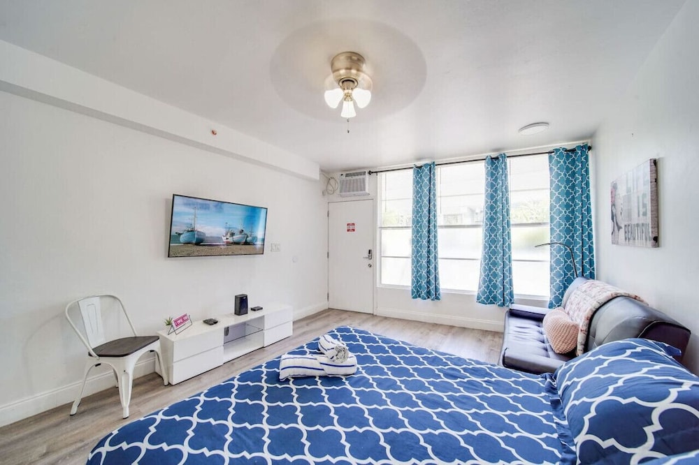 Steps 2 Beach Ocean Drive Deco Apt 2 Queen Beds - Miami Beach | Vrbo