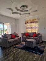 Apartamento família, 2 quartos, para não fumantes, acesso à piscina | Área de estar | TV de tela plana