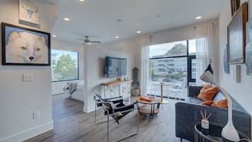 The Hive 201 King Suite Pet Friendly | 1 quarto, roupa de alta qualidade, camas de colchão pillowtop