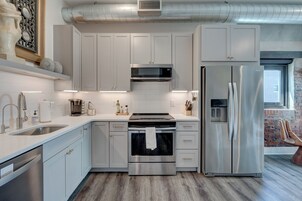 Apartamento de Luxo em Condomínio Fechado | Cozinha privada | Um frigorífico/congelador grande, um micro-ondas, uma cafeteira/bule 