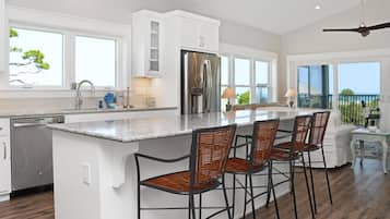 Casa, várias camas (Bleu Rivage) | Cozinha privada | Um forno, uma torradeira