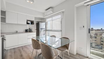 Apartamento, 2 quartos | Cozinha privada | Um frigorífico, um micro-ondas, uma chaleira elétrica, uma torradeira