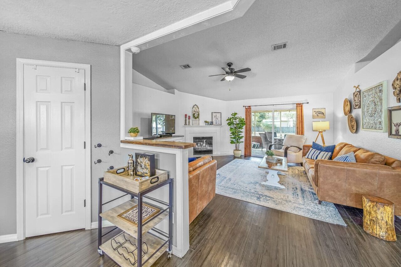 Cozy Home On A Lake - 8 Miles To The Beach! - Warrington, FL