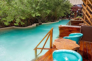 Quarto superluxo, acesso à piscina | Cofres nos quartos, Wi-Fi de cortesia, roupa de cama