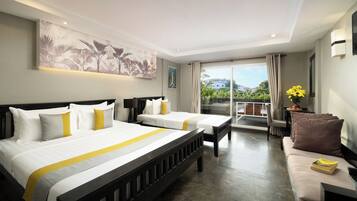 Family Room With Terrace - River/City View | Frigobar, cofres nos quartos, individualmente decorados