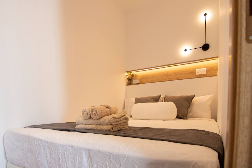 Phaedrus Living: Seaview Modern Flat Lighthouse 52 - Paphos