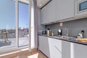 Apartamento, 1 quarto, terraço | Cozinha privada | Geladeira, micro-ondas, cooktop, máquina de café expresso