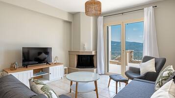 Apartamento superior, 3 quartos, vista para a baía | Área de estar | TV 40 polegadas com canais a cabo