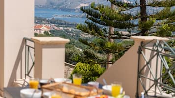 Apartamento superior, 3 quartos, vista para a baía | Terraço/pátio