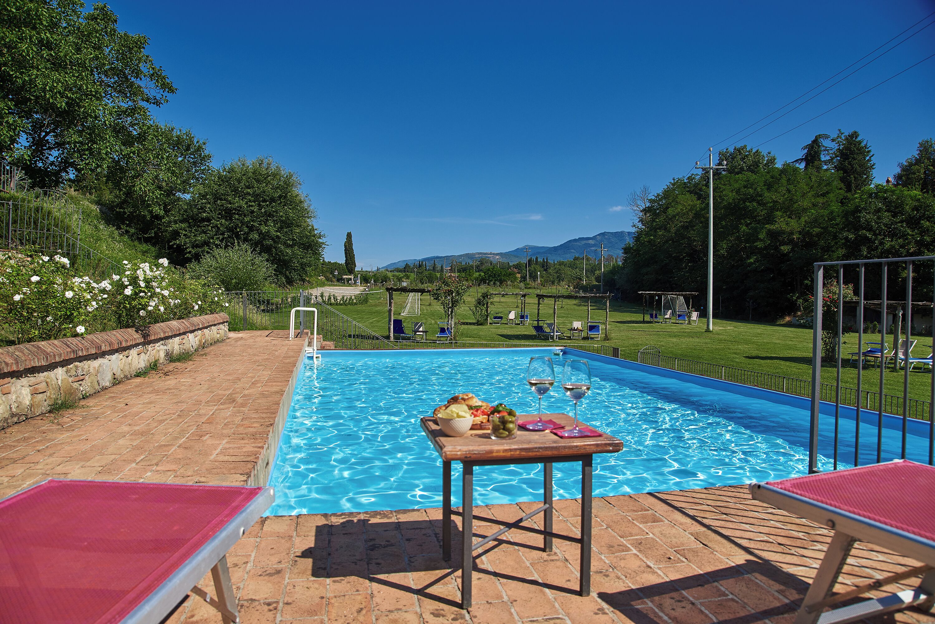 Piscina exterior sazonal, da(s) 9:30 à(s) 19:30, guarda-sóis 