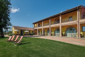 Apartamento standard, várias camas, acessível para pessoas com deficiência física, no piso térreo | Vista para o pátio