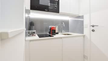 Apartamento | Cozinha privada | Frigobar, micro-ondas, cooktop, máquina de café expresso