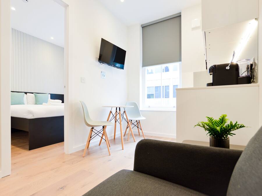 One-Bedroom Apartment | Área de estar | TV de tela plana, pisos aquecidos