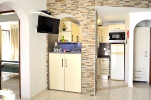 Apartamento Familiar | Cozinha privada | Um micro-ondas, uma máquina de café expresso, uma cafeteira/bule 