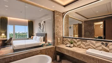 Suite Júnior | Casa de banho | Um secador de cabelo, toalhas fornecidas, sabão, champô
