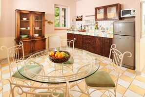 Apartamento | Cozinha privada | Um frigorífico, um micro-ondas, um forno, uma placa de cozinha
