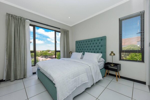 2 Bed Flat - Sleeps 4 - Pool - Garden - Parking - Randburg