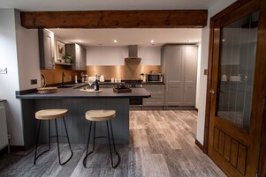 Uma máquina de lavar louça, utensílios de cozinha