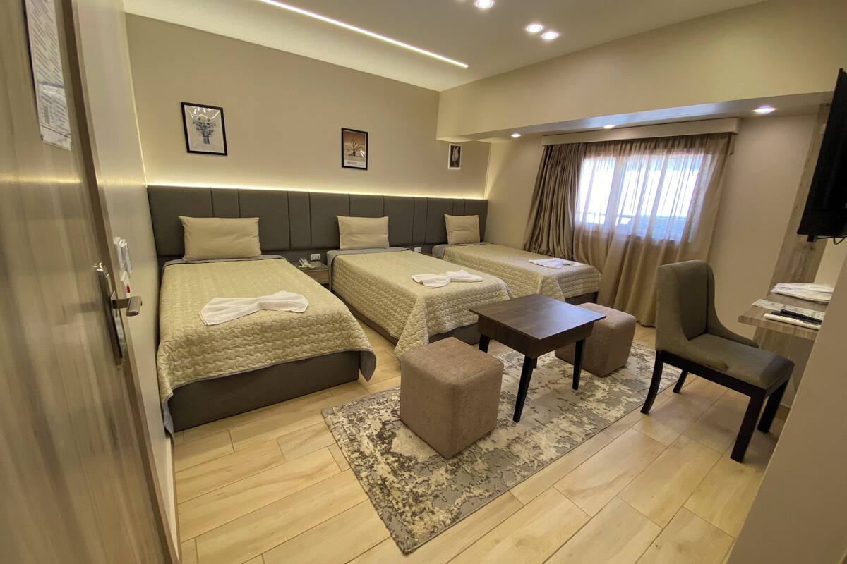 Quarto Triplo Deluxe | Minibar, cofre no quarto, secretária 