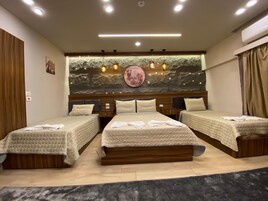 Quarto Familiar, várias camas, varanda | Minibar, cofre no quarto, secretária 