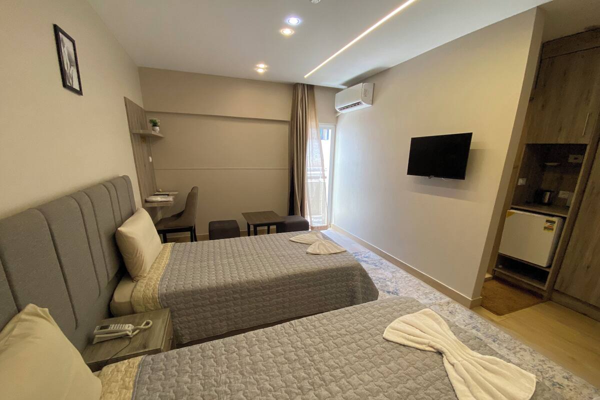 Deluxe Twin Room with Balcony | Minibar, cofre no quarto, secretária 