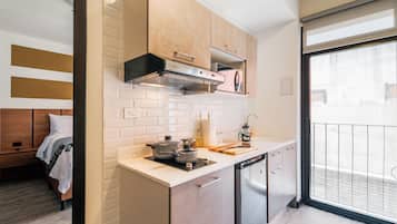 Apartamento Deluxe, 1 quarto | Cozinha privada | Um frigorífico/congelador grande, um micro-ondas, uma placa de cozinha