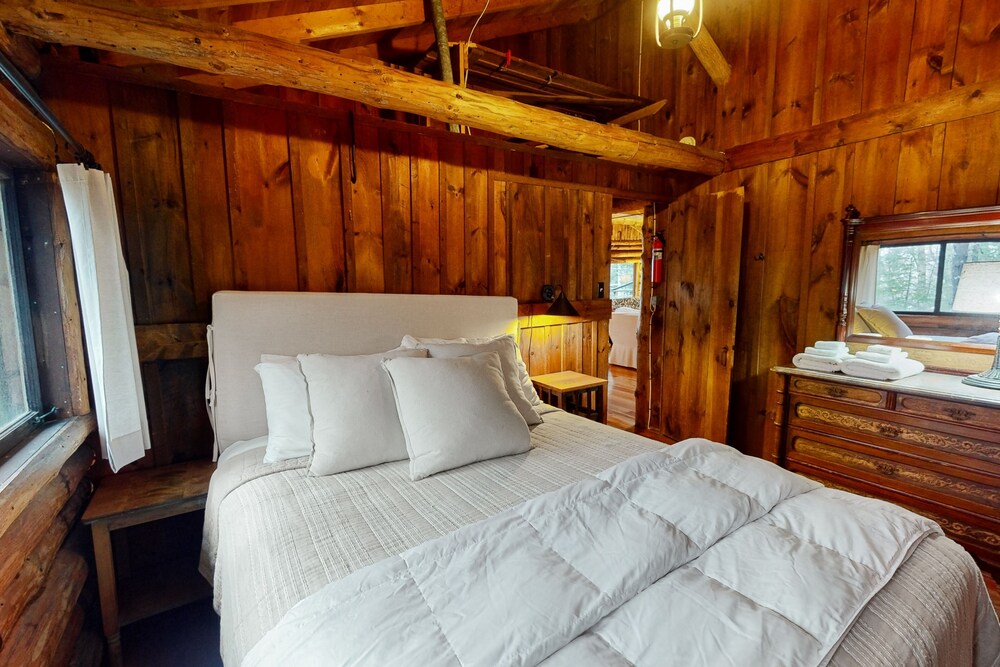 Beautiful, rustic cabin overlooking Lewis Cove with porch, deck ...
