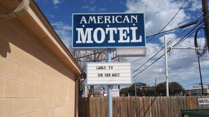 Placa de motel americano com o número do serviço de TV a cabo.