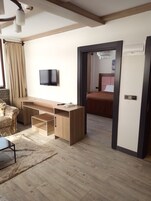 Deluxe Suite Room | Cofre no quarto, Wi-fi grátis 