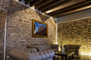 Suite Premier | Sala de estar | Smart TV de 50 polegadas com canais digitais 