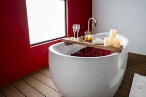 Suite Presidencial | Casa de banho | Um polibã, artigos de higiene pessoal grátis, um secador de cabelo 