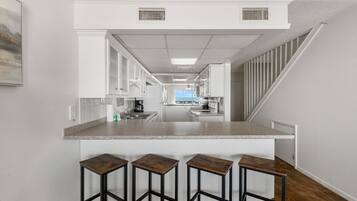 Casa de Férias, várias camas, pátio, vista para o oceano (17711 Front Beach Rd - Surfside 3) | Cozinha privada | Um frigorífico, um micro-ondas, um forno, uma placa de cozinha