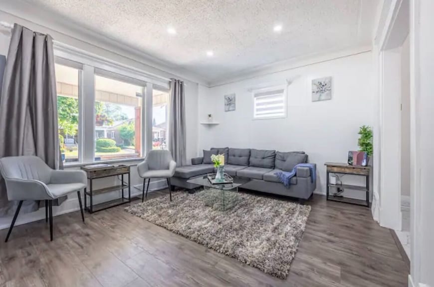 Safe Haven*backyard*sunroom*free Parking* 5 Minutes To Falls - Niagara Falls