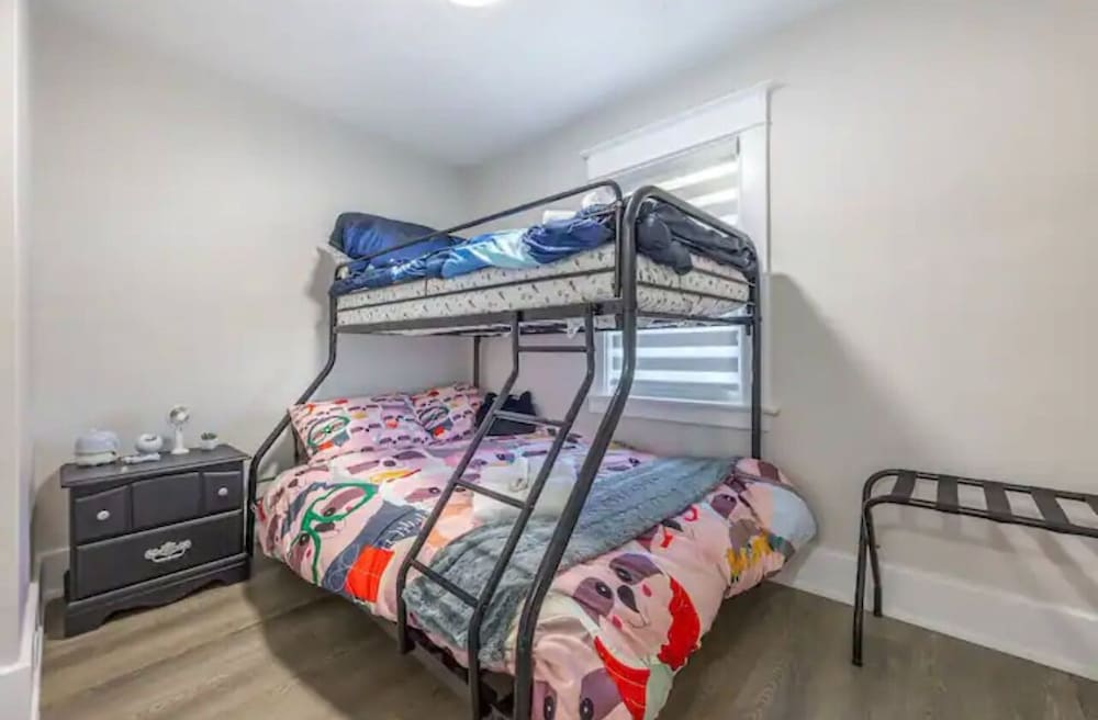 Safe Haven*backyard*sunroom*free Parking* 5 Minutes To Falls - Niagara Falls, NY
