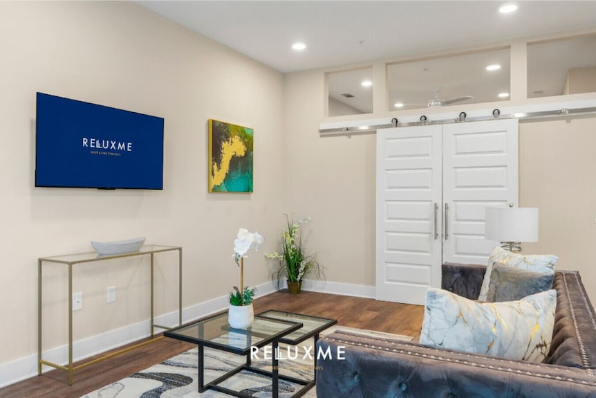 Reluxme|uptown 2br W/ Hot Tub, Gym, Pools & Views -