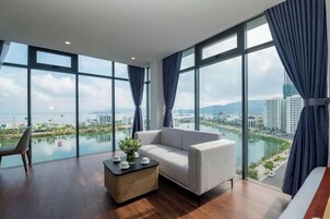 Suite, vista para o mar | Roupa de alta qualidade, minibar, secretária, quartos insonorizados 