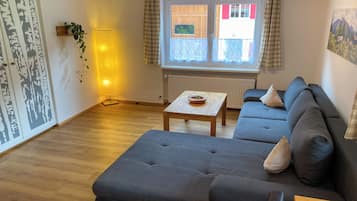 Condo panorâmico, sacada, vista para a montanha | Sala de estar | Dock para MP3, escritórios