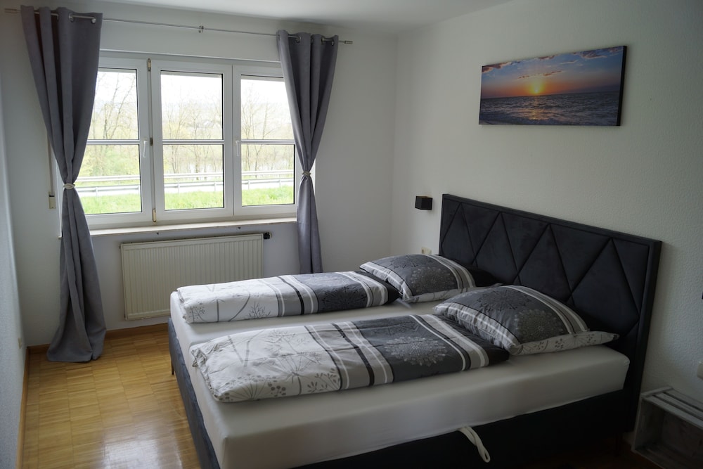 Ferienwohnung Mit Panoramablick Inmitten Von Weinbergen. Haustierfreundlich. - Leiwen