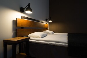 Quarto Twin, 2 camas individuais | Com decoração personalizada, com mobília individualizada, secretária 