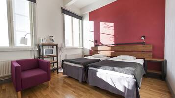 Quarto Twin, 2 camas individuais | Com decoração personalizada, com mobília individualizada, secretária