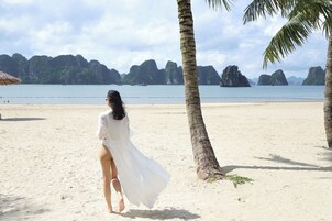 Uma praia privada nas proximidades, espreguiçadeiras
