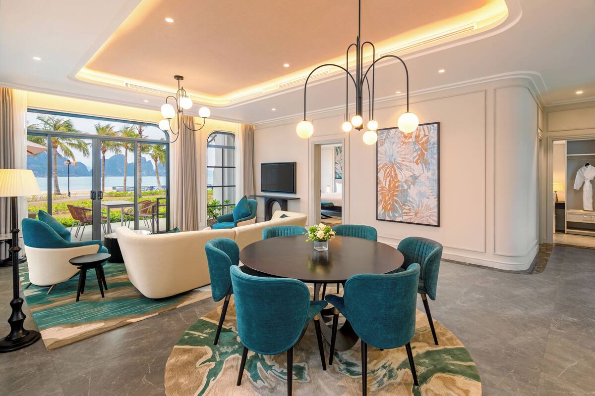 Villa, em frente à praia | Sala de estar | Televisor LED de 50 polegadas com canais por cabo, lareira 