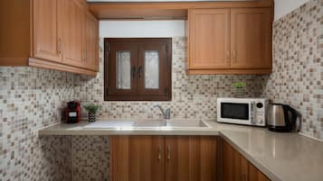 Casa Comfort | Cozinha privada | Um frigorífico, um micro-ondas, uma chaleira elétrica, uma torradeira