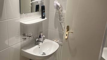 Quarto triplo | Banheiro | Secador de cabelo, toalhas de banho