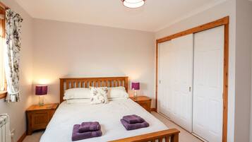 5 quartos, com decoração personalizada, com mobília individualizada