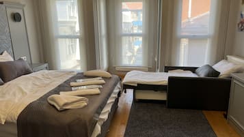 Quarto triplo família | Cofres nos quartos, escrivaninha, cortinas blackout