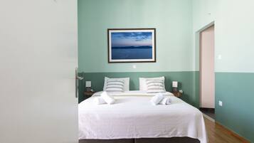 Premium quadruple room - Cozy Green | Roupa hipoalergénica, camas de colchão pillowtop, cofre no quarto