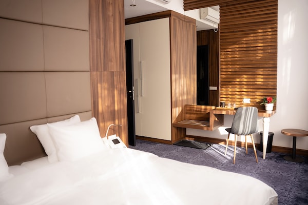 Apartamento superior, 1 cama Queen, para não fumantes, vista para a cidade | 1 quarto, roupas de cama premium, individualmente decorados